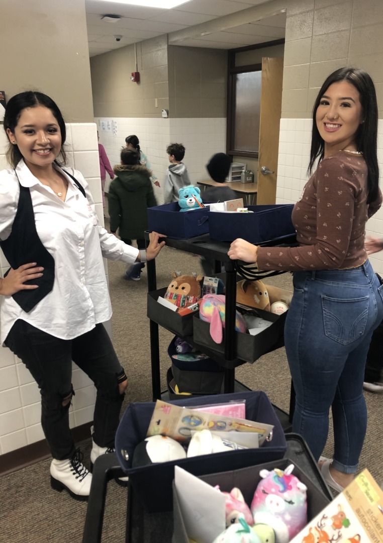 Senior Desaray Cruz thanks teachers through capstone project – Newman Today
